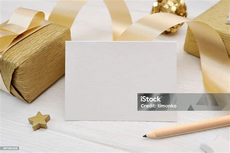 골드 선물 리본 백색 나무 배경 텍스트에 대 한 장소에 Flatlay 이랑 크리스마스 인사말 카드 0명에 대한 스톡 사진 및 기타 이미지 Istock