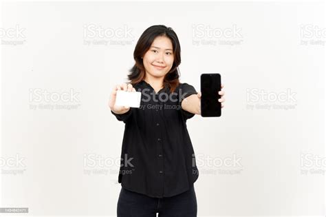 흰색에 고립 된 아름다운 아시아 여성의 빈 화면 스마트 폰과 신용 은행 카드 보유 20 24세에 대한 스톡 사진 및 기타 이미지 20 24세 고객 공란 Istock