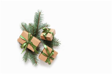 크리스마스와 제로 폐기물 환경 친화적 인 포장 플랫 누워 흰색 테이블에 공예 종이에 선물을 포장 생태 크리스마스 휴일 개념 에코 장식 배경 주제에 대한 스톡 사진 및 기타