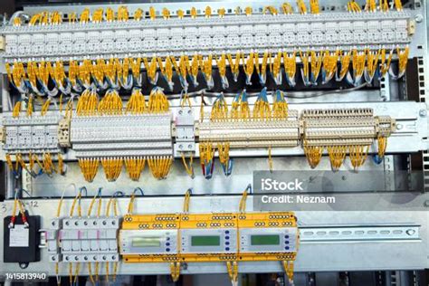 전기 엔지니어 작업 테스터 는 전기 캐비닛 제어에서 전력 전기 라인의 전압과 전류를 측정하고 릴레이 보호 시스템에 전선 베이 제어 장치 중간 전압 개폐기 Cpu에 대한 스톡