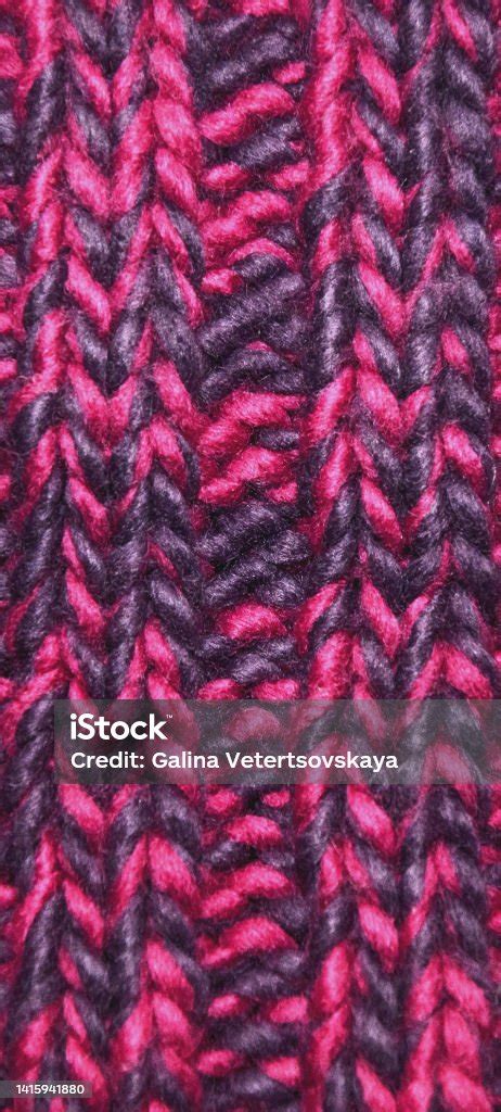 마젠타 컬러 팔레트소재의 클로즈업 니트 텍스처 겨울 감촉 컨셉 니트 의류 Brand Name Smart Phone에 대한 스톡 사진 및 기타 이미지 Brand Name