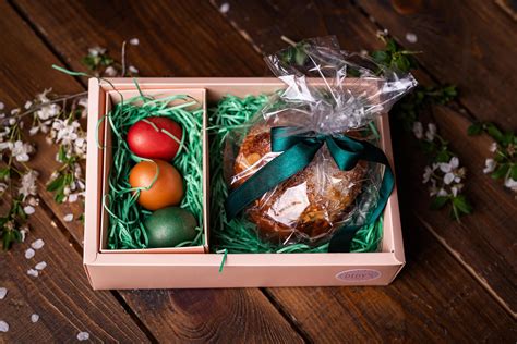 Великденска кутия козунак и яйца