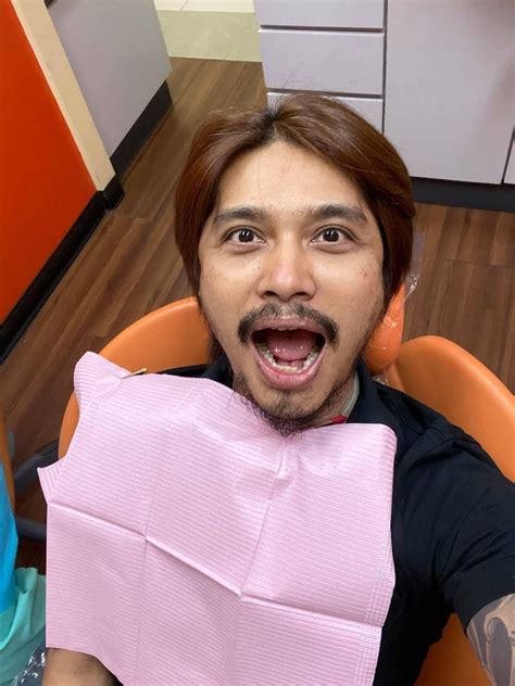 ပုတီးစိပ်နေတဲ့ ဖေဖေ့ပေါ်မှာ တစ်စက်ကလေးမှမငိုဘဲ ငြိမ်ငြိမ်လေးနေကာ အသည်းယားစရာကောင်းနေတဲ့ မစ်မစ