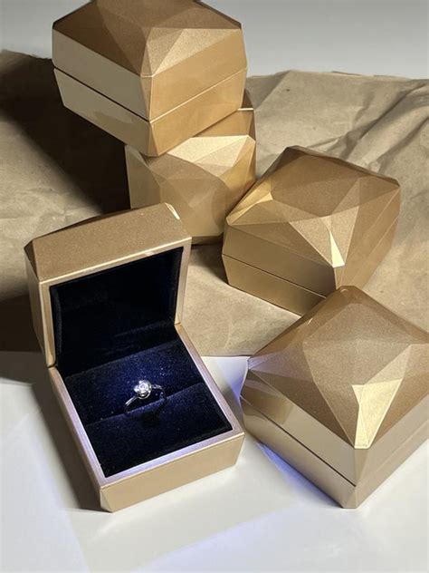 Коробочка з лед лампою для каблучки — ціна 500 грн у каталозі Коробки