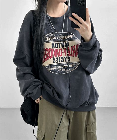 1 1할인[유니크 데일리] 할리 프린팅 맨투맨 에이블리