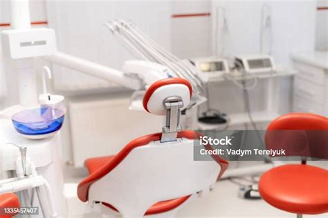 새로운 의료 사무실 전문 장비가 완비된 고급 치과 의자 실 하이테크 의료 클리닉 치과 진료소 현대 치과 사무실 인테리어 가구에 대한 스톡 사진 및 기타 이미지 Istock