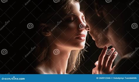 Retrato De Una Pareja Encantadora Joven Novia Sensual Feliz De Recibir Un Beso Apasionado De Su