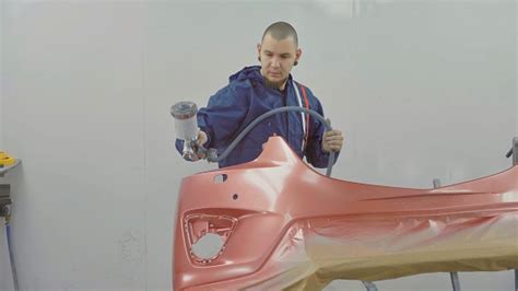 자동 화가 차 앞 특별 부스에서 범퍼에 빨간 페인트를 분사 가리기에 대한 스톡 사진 및 기타 이미지 가리기 교통 관련 직업