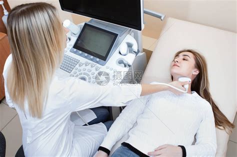 在诊所对颈部进行超声波检查高清图片下载 正版图片503698721 摄图网