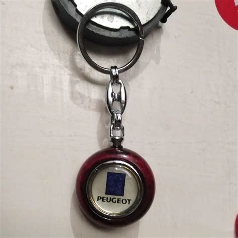 خرید و قیمت جاسوئیچی قدیمی آرم پژو از غرفه لوازم یدکی و لوکس خودرو میلاد