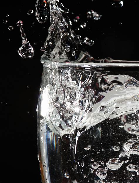 H2 O 거품 공중 관념적인 다이나믹한 디테일 렌즈 초점 맑은 매크로 물 물을 튀기는 물을 튀기다 반투명 배경 블루 상쾌한 스프레이 시원한