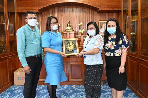 นางบัณฑิตา ทวีเมือง ผู้อำนวยการวิทยาลัยการอาชีพท่าแซะ พร้อมด้วยนายกิตติศักดิ์ ทรหด รอง