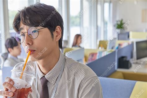 화이트칼라 전문직 사무실 근로시간 주제 커피브레이크 피로 물체묘사 번아웃증후군 스트레스 이미지 Jv12639804 게티이미지뱅크