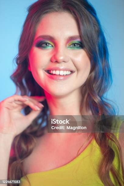 Gadis Muda Cantik Dengan Riasan Warna Cerah Foto Stok Unduh Gambar Sekarang Aliran