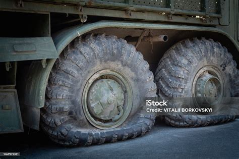 오래된 군사 장비의 펑크 난 타이어 부서진 군용 자동차의 파편 0명에 대한 스톡 사진 및 기타 이미지 0명 공격성 교통수단 Istock