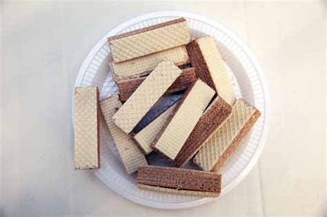 접시에 다양한 과자 웨이퍼 마녀 초콜릿 층과 흰색 배경에 쿠키 흰색 플라스틱 접시에 와플 0명에 대한 스톡 사진 및 기타 이미지 Istock