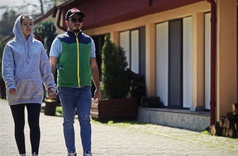 ცოლი დამუნჯდა როდესაც გამოფხიზლებული ქმარი საცვლების ამარა დაინახა მას ხელისგულები იდაყვები