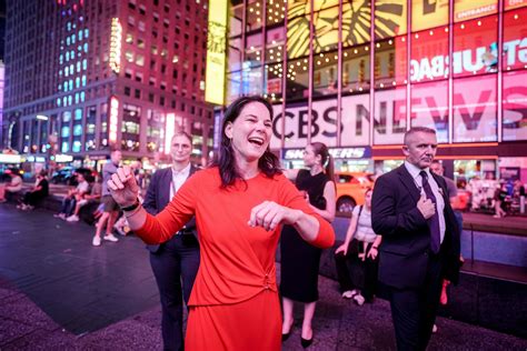 „genau Das Ist Sinn Und Zweck“ Annalena Baerbock Wehrt Sich Gegen Kritik Und Bangt Um Weihnachten