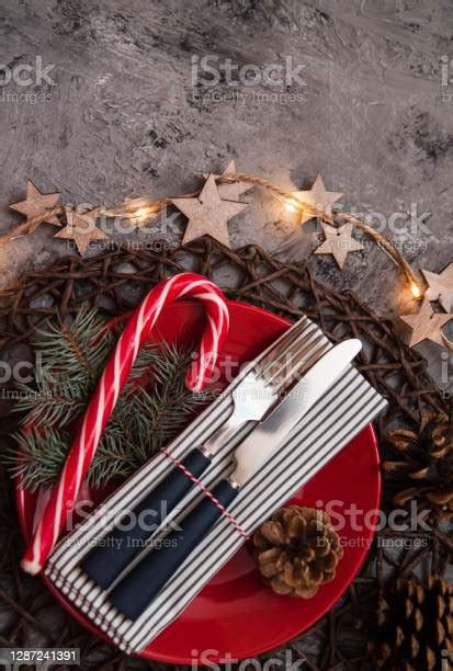 크리스마스 세트 플랫 레이 빨간 접시 칼과 돌 배경에 장식 0명에 대한 스톡 사진 및 기타 이미지 0명 2021년 갈란드