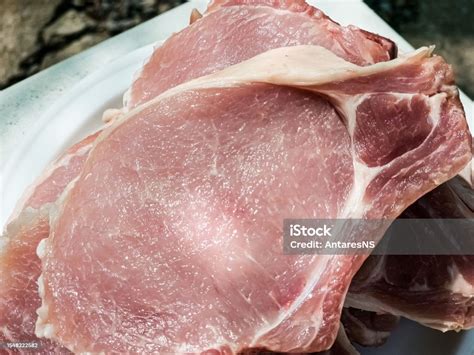 신선한 생 돼지 갈비 스테이크를 나무 주방 보드에 올려 놓았습니다 돼지 고기 클로즈업 조각 0명에 대한 스톡 사진 및 기타 이미지 Istock