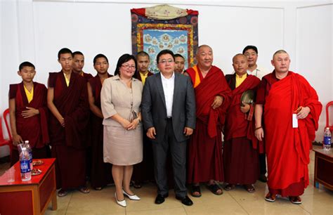 Ерөнхийлөгч Ц Элбэгдорж гэргий Х Болормаагийн хамт шашин соёлын зарим дурсгалт газруудаар аяллаа