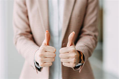 사업에 성공 하 고 올바른 선택 보기 여자 엄지손가락을 견디고 있다 2명에 대한 스톡 사진 및 기타 이미지 2명 긍정적인 감정 표현 기업 비즈니스 Istock