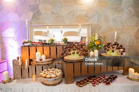 마카롱 컵케이크 및 기타 과자를 곁들인 맛있는 캔디 바 결혼 의식에 대한 스톡 사진 및 기타 이미지 결혼 의식 결혼식 결혼식 피로연 Istock