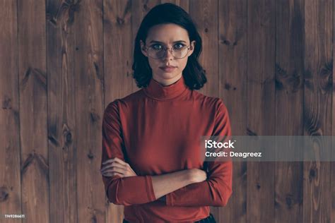 심각한 초점을 맞춘 화려한 웅장 한 지도자 리더십 기업 개념 물결 모양의 곱슬 머리 헤어스타일 갈색 머리 스타일 세련 된 유행 복장 레드 스웨터 인테리어 현대 사양 거래자에