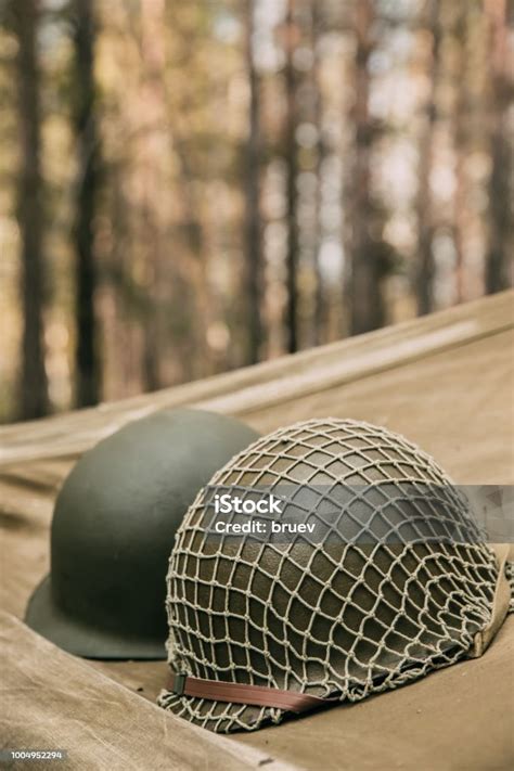 제 2 차 세계 대전 미국 육군 보병 군인의 금속 헬멧 숲 캠프 캠핑 텐트에 헬멧 0명에 대한 스톡 사진 및 기타 이미지 0명 World War Ii 군대 Istock