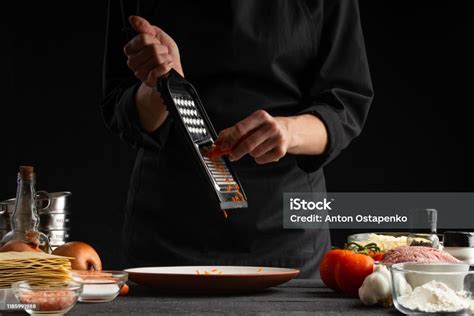 요리사는 당근을 문질러 이탈리아 라자냐를 요리하기 위해 움직이십시오 레스토랑 및 호텔 비즈니스 레시피 북 메뉴 고급 요리에 대한