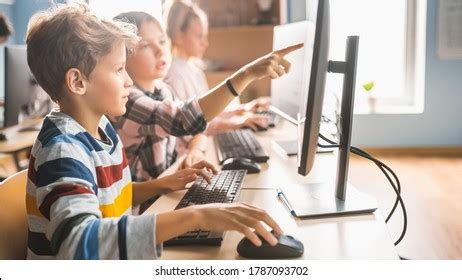 29 074 Computer Science Girls Images Stock Photos Vectors Shutterstock