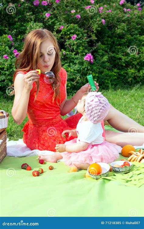 Мать с ее дочерью на пикнике Стоковое Изображение изображение насчитывающей дочь детство