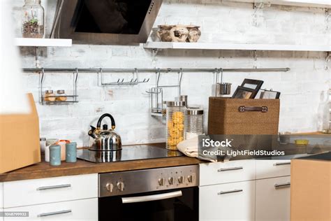 새로운 집에서 이주 동안 골 판지 상자를 가진 현대 부엌의 인테리어 0명에 대한 스톡 사진 및 기타 이미지 0명 가정 생활 가정 주방 Istock