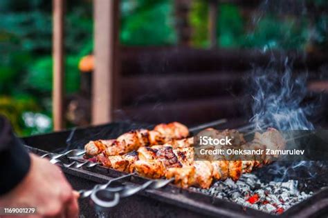 금속 꼬치에 구운 케밥 요리 바비큐에서 조리한 구운 고기 전통적인 동양 요리 쉬쉬 케밥 숯과 불꽃 피크닉 길거리 음식에 그릴 0명에 대한 스톡 사진 및 기타 이미지 Istock