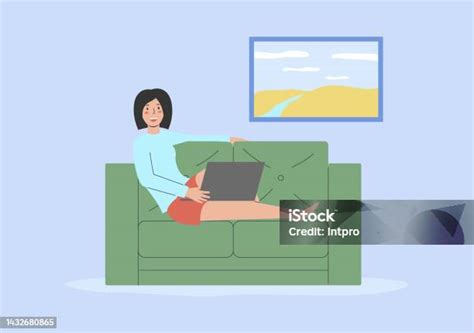 온라인 교육 먼 원격 근무 프리랜서 직업 또는 개념 공부 그녀의 아파트에서 원격으로 일하는 노트북에 타이핑하는 여성 캐릭터 여성 선형 윤곽선 플랫 벡터 일러스트 레이 션