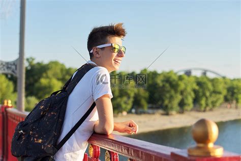 15、16 岁英俊少年男孩的户外肖像，有复印空间高清摄影大图 千库网