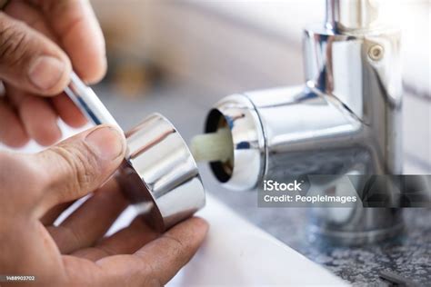 배관공 손과 수도꼭지 배관 및 사람과의 유지 보수 육체 노동 근접 촬영 및 주택 개조 건설업 주방이 있는 핸디맨 하드웨어 파이프 Diy가 있는 욕실 싱크대 수도꼭지에 대한 배관공 손과 수도꼭지 배관 및 사람과의 유지 보수 육체 노동 근접 촬영 및 주택 개조 건설업 주방이 있는 핸디맨 하드웨어 파이프 Diy가 있는 욕실 싱크대 수도꼭지에 대한