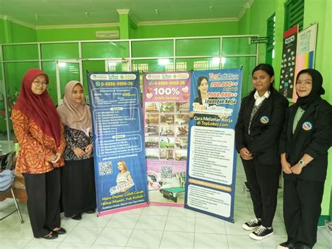 Toplokercom Berkolaborasi Dengan Sman 1 Banyudono Untuk Pengantaran Poster Dan X Banner