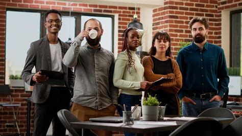 비즈니스 프로젝트에서 함께 일하는 다양한 팀의 초상화 시작 사무실에서 연구 프로젝트를 계획합니다 차트 보고서 및 기업 공동 작업으로 팀워크를 수행하는 동료 프리미엄 사진