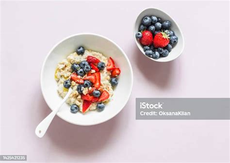 밝은 배경에 딸기 블루 베리 견과류 및 꿀이있는 오트밀 톱 뷰 0명에 대한 스톡 사진 및 기타 이미지 0명 건강한 식생활 견과 Istock