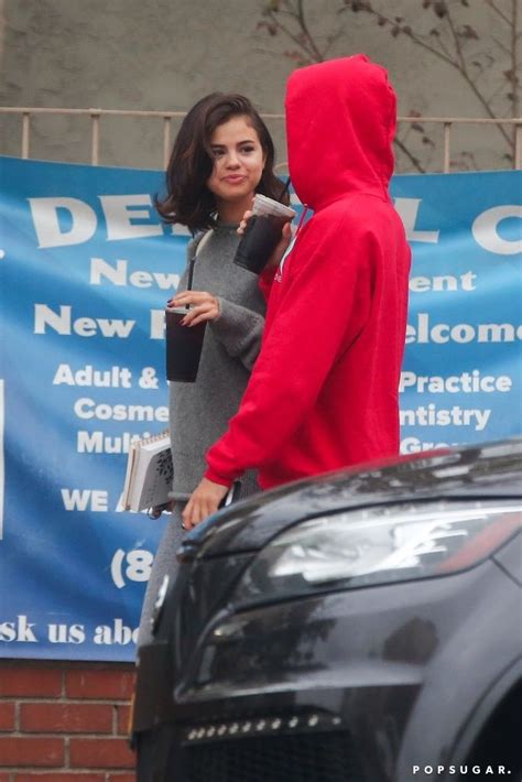 7 Foto Bukti Justin Bieber & Selena Gomez Kepergok Sepedaan Bareng