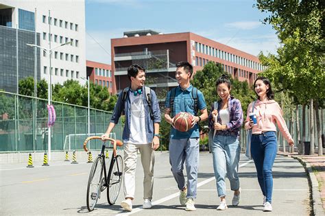 梦想享乐说话快乐的大学生在校园里步行高清图片下载 正版图片 摄图网