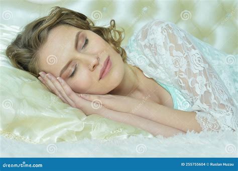 Retrato Estreito De Mulher Dormindo Na Cama Foto De Stock Imagem De Dormir Bedtime