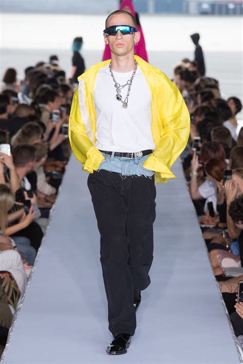 დემნა გვასალიას Vetements ჩვენება პერსონალური და პოლიტიკური განაცხადი At