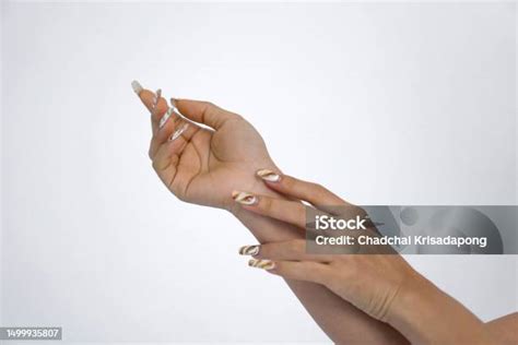 손톱에 대리석 무늬 매니큐어를 바르고 아름다운 여자의 손을 닫습니다 손 매니큐어 및 미용 치료를 위한 피부 관리 가느다란 손가락을 가진 우아하고 우아한 손 가냘픈에 대한