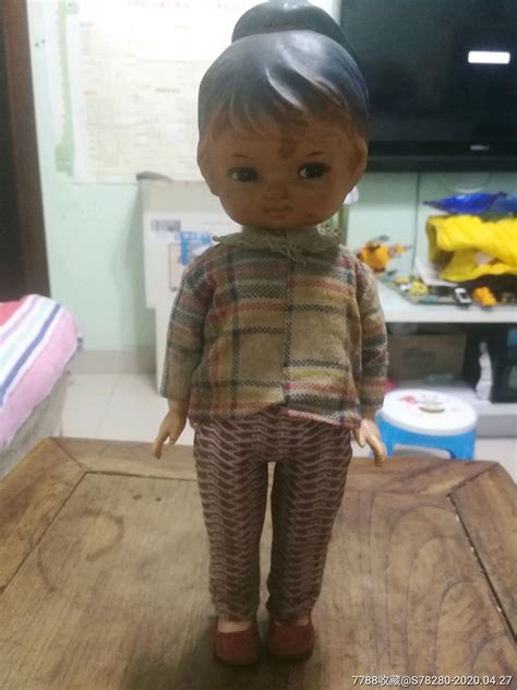 560年代小国娃《大队长》！胶皮玩具地摊精品店【7788旧书网】