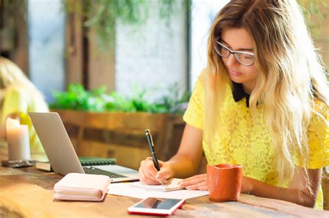 Netbook 귀여운 여자 성공적인 프리랜서 커피숍에 앉아있는 동안 랩톱 컴퓨터를 사용 하 여 작업 하는 젊은 여자 학생 금융에 대한 스톡 사진 및 기타 이미지 Istock