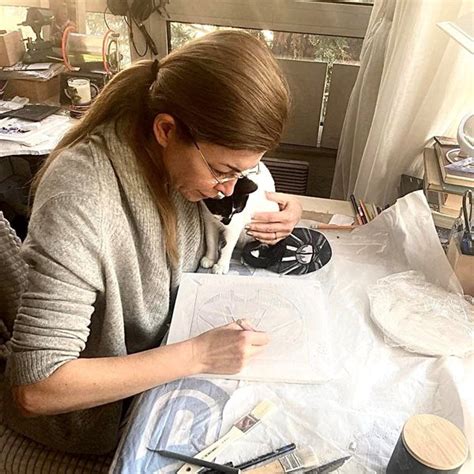 След 70 те медала за българските антарктици Надежда Розева направи брошки срещу насилието над жени