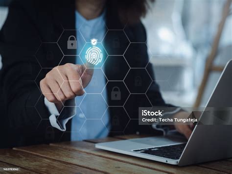 가상 화면에 확인 표시 아이콘이 있는 디지털 안전 쉴드가 있는 지문 스캔 보안 액세스를 위한 엄지 스캔 생체 인식 식별을 통한 로그인 사이버 보안 메시 아키텍처 기술 개념에