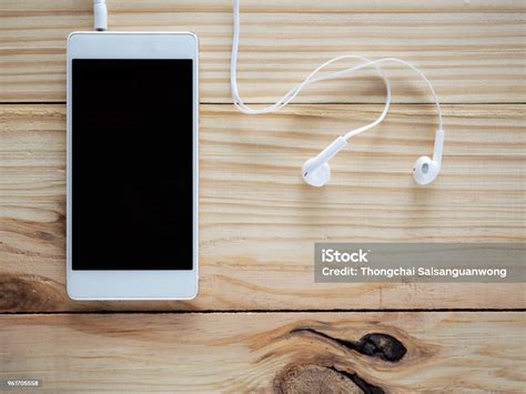 나무 테이블 및 텍스트와 로고 또는 기술 통신 및 엔터테인먼트 개념에서 기호에 대 한 빈 공간에 스마트폰 화이트 헤드폰 0명에 대한 스톡 사진 및 기타 이미지 Istock